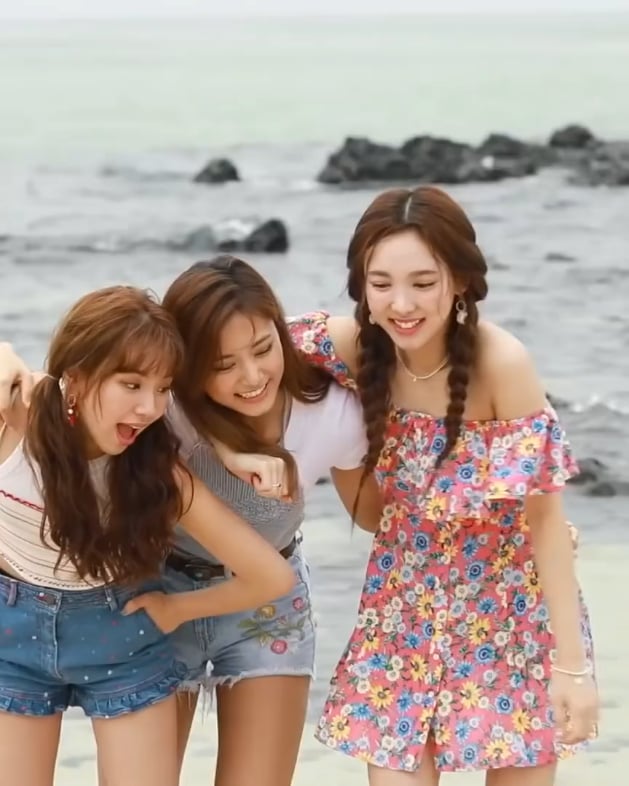 Tzuyu, Chae, and Nayeon being dorks at the beach 🏖 - PTKOREA