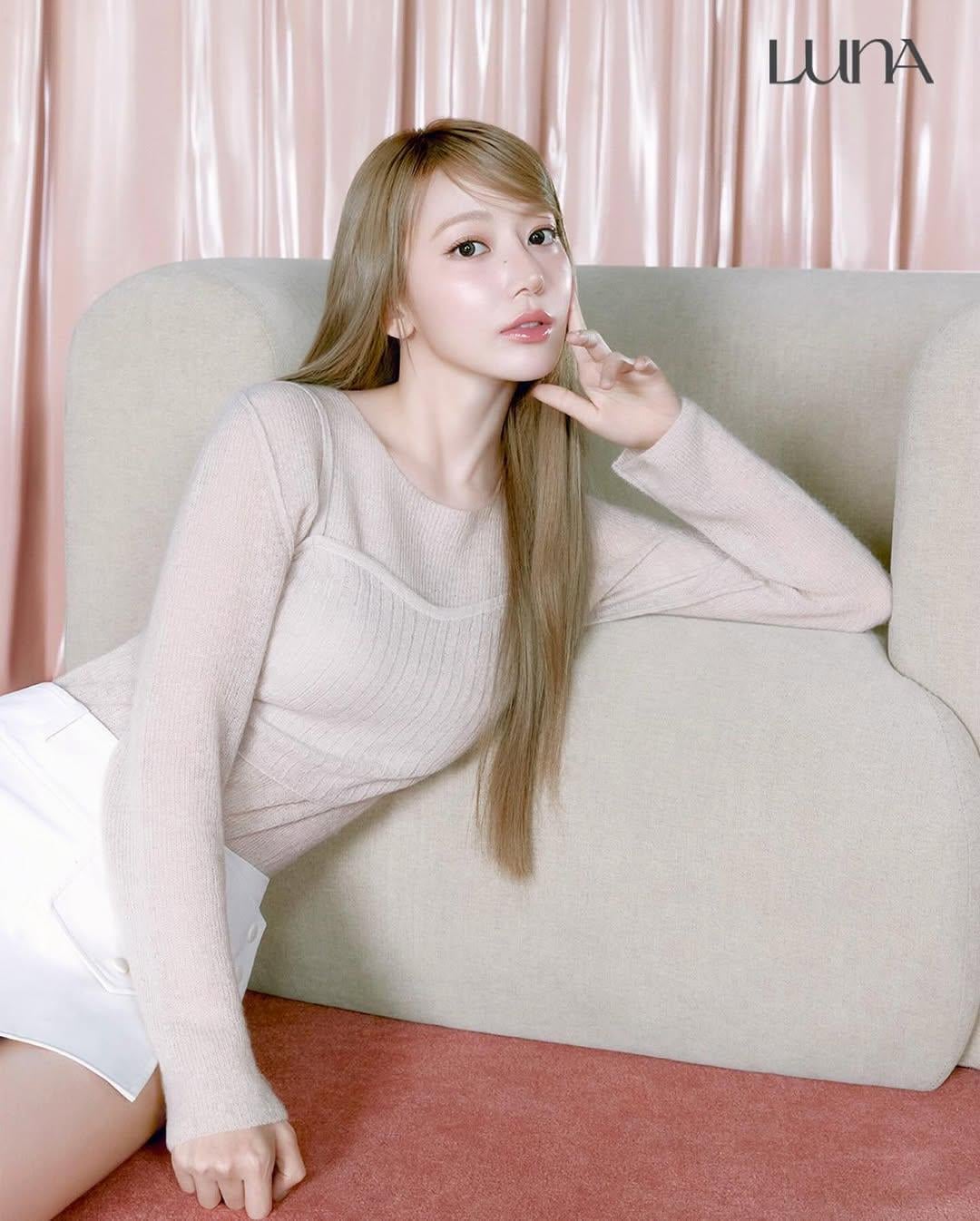 250217 LUNA Makeup Official Instagram Update with Miyawaki Sakura - PTKOREA