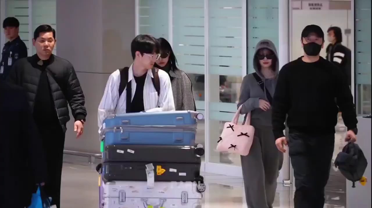 250228 Newsen YouTube Update - Mina and Momo Back in Korea After Milan ...