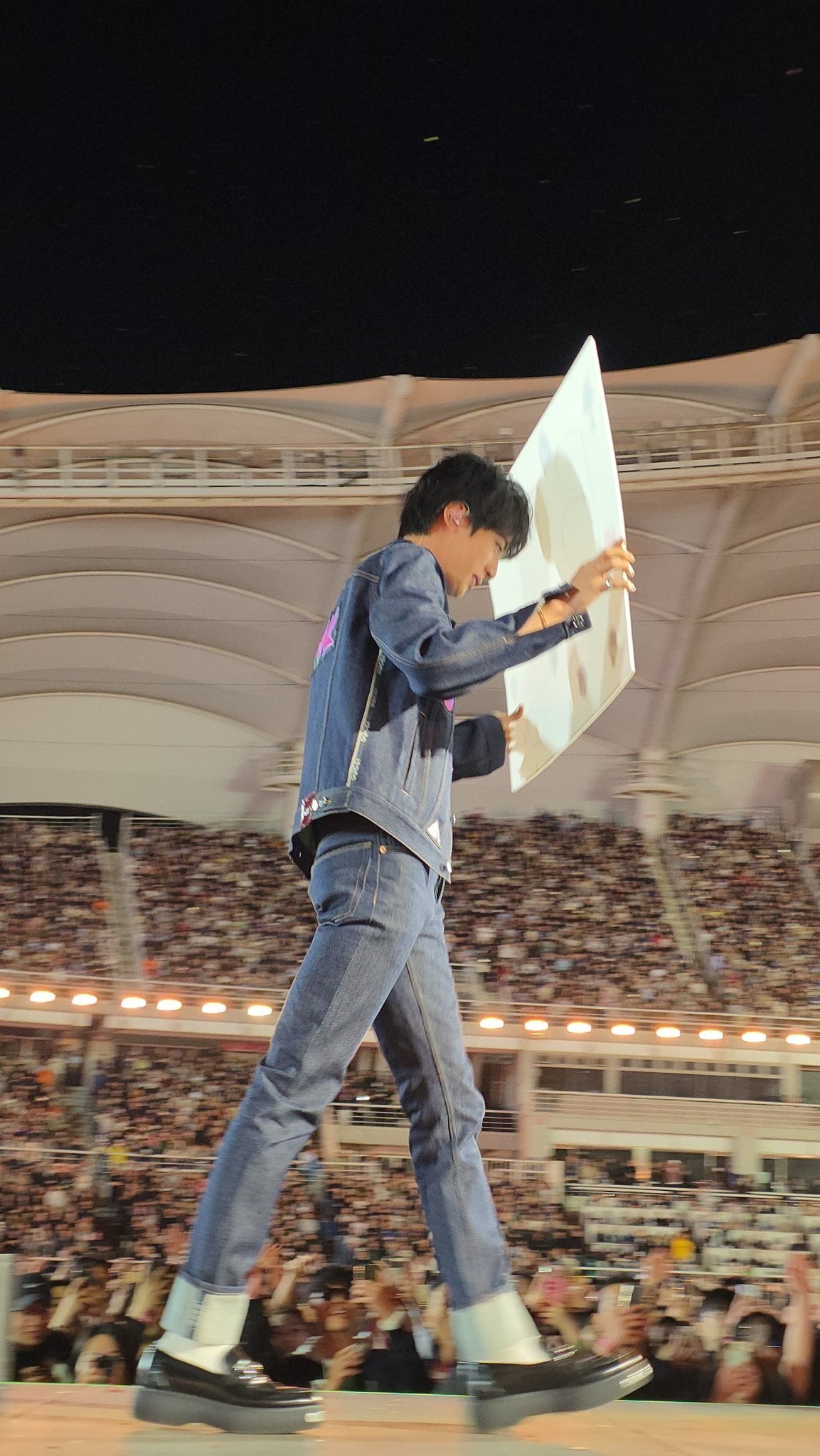 250425 Jin returns for Night 6 of Coldplay’s ‘Music of the Spheres ...