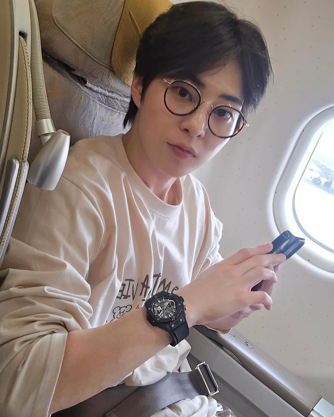 250412 Xiumin Instagram Update “🎁” - PTKOREA