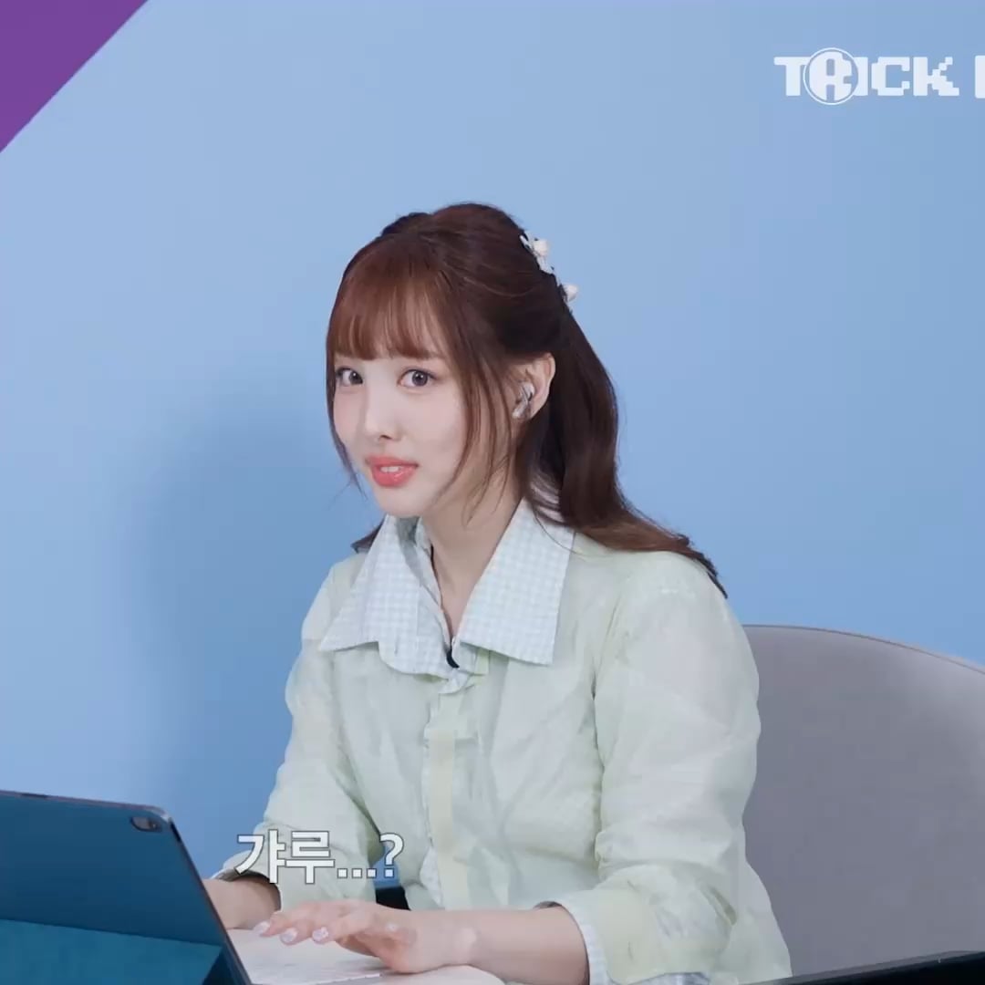 250423 - Confused Nayeon doing the gyaru peace sign - PTKOREA