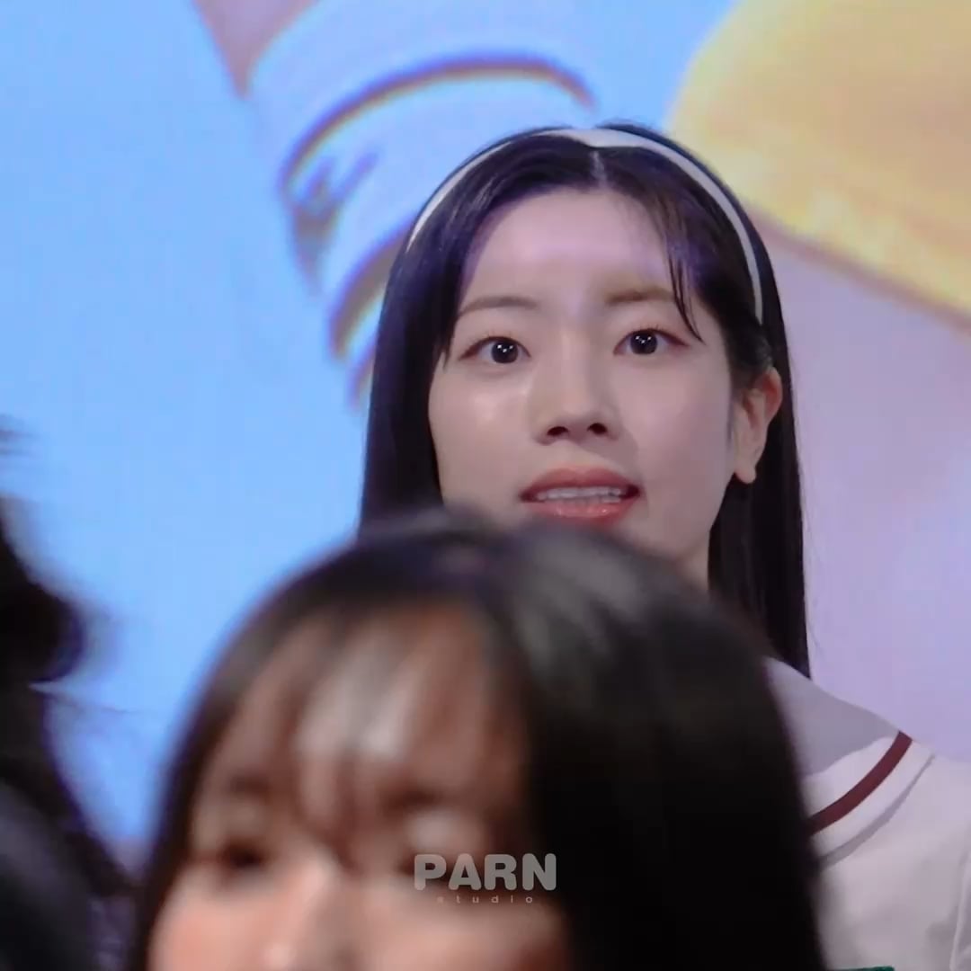 250227 - Dahyun approaching and pouting - PTKOREA