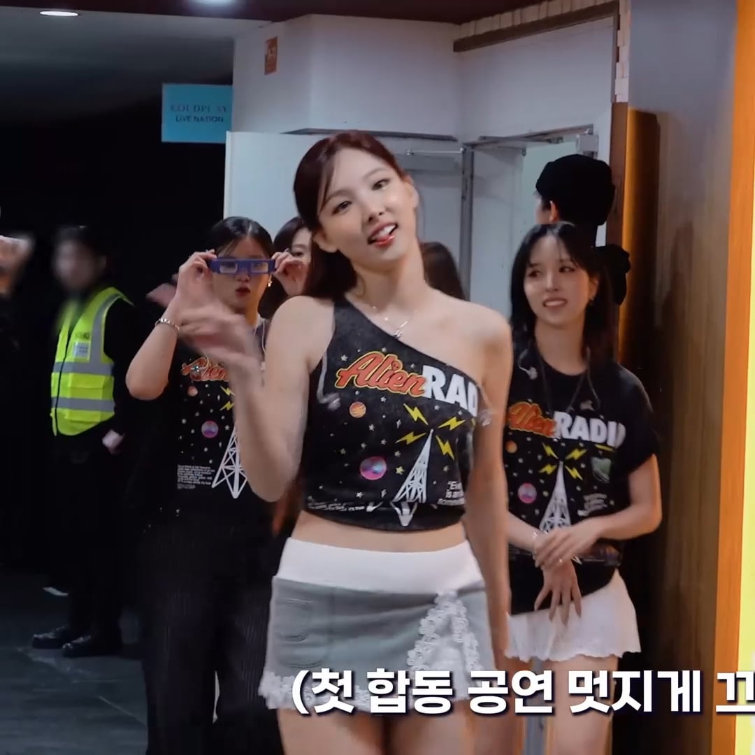250520 - Nayeon coming back from the stage - PTKOREA