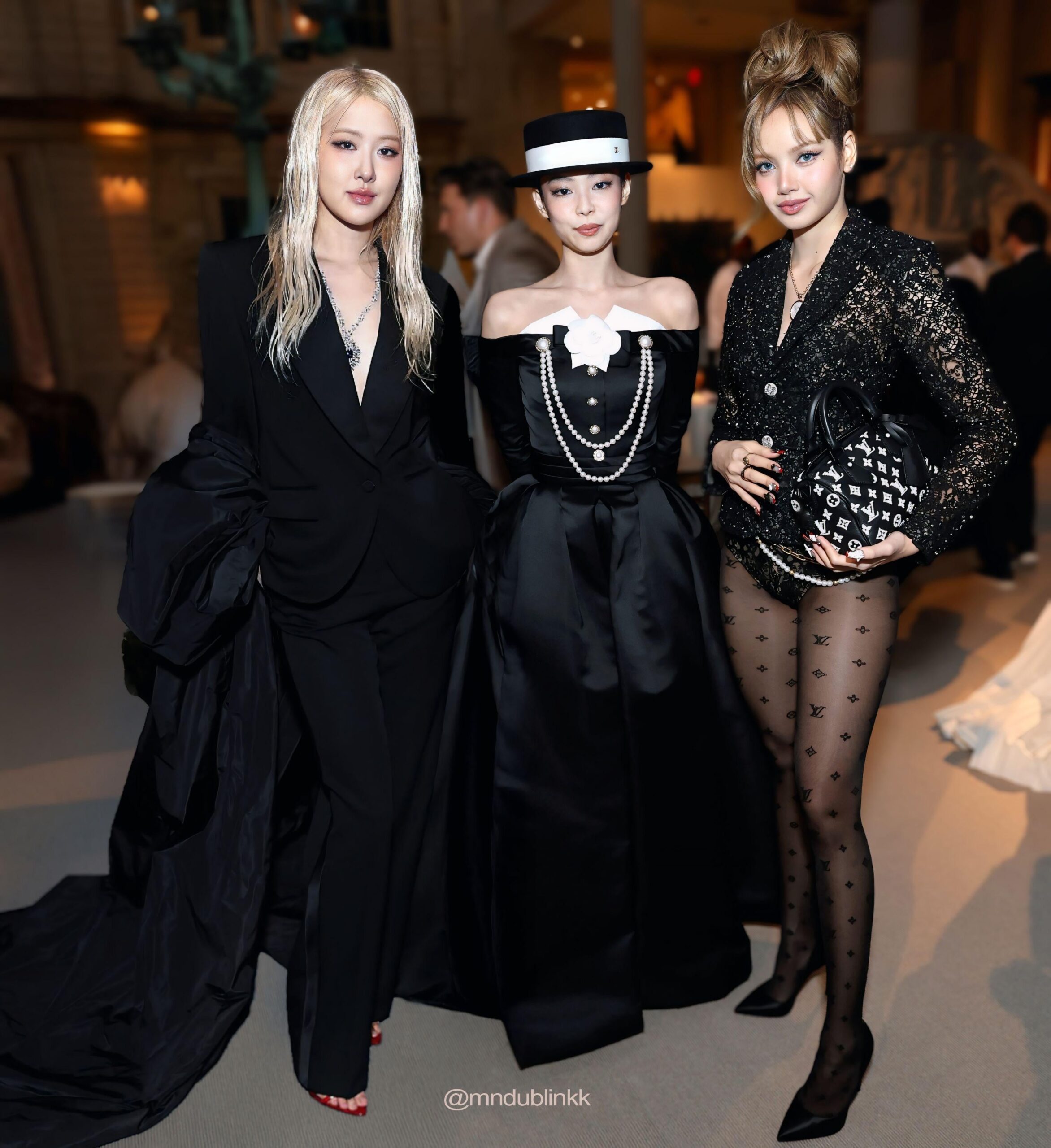 Lisa with Jennie and Rose - PTKOREA